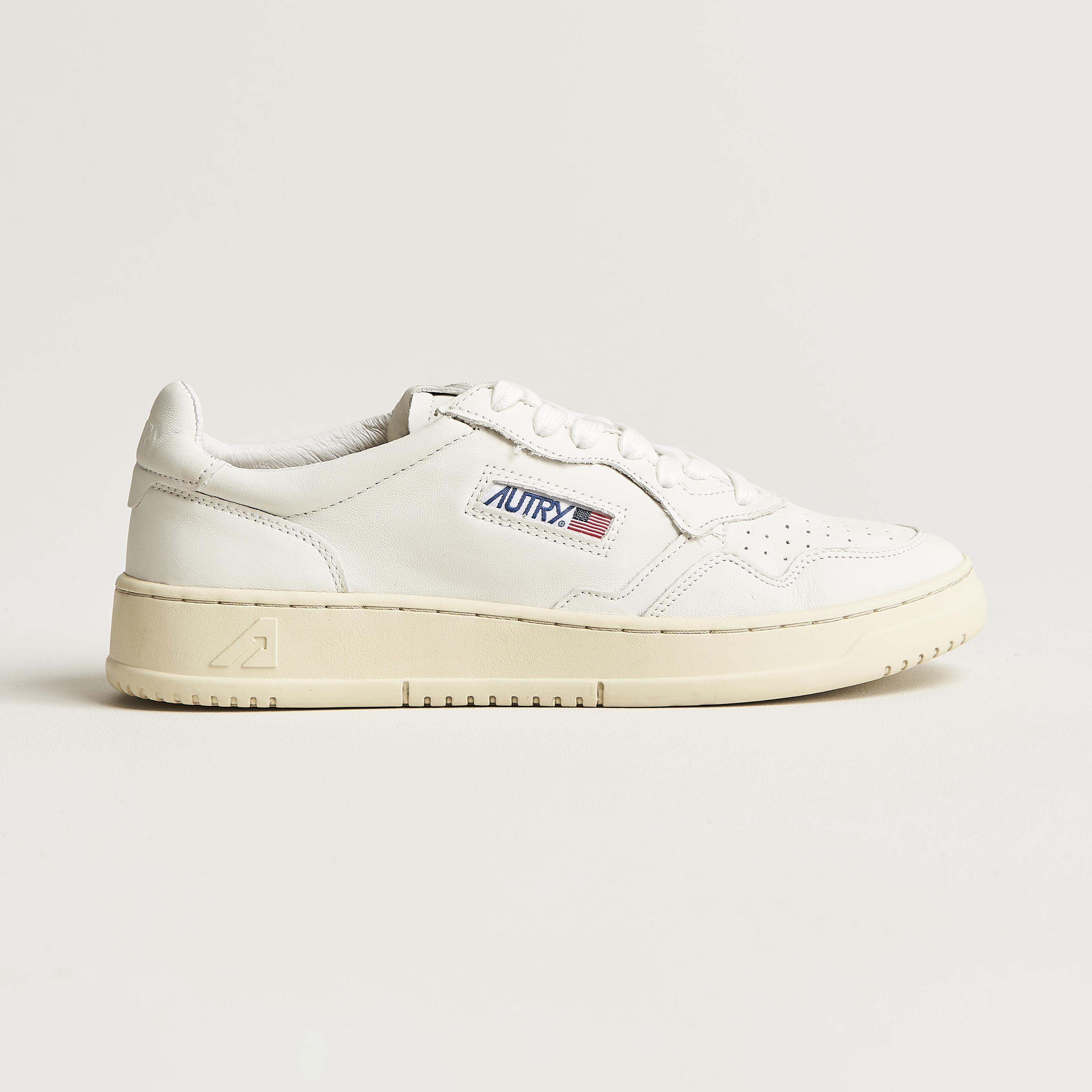 Autry Medalist Low Sneaker White su CareOfCarl.it